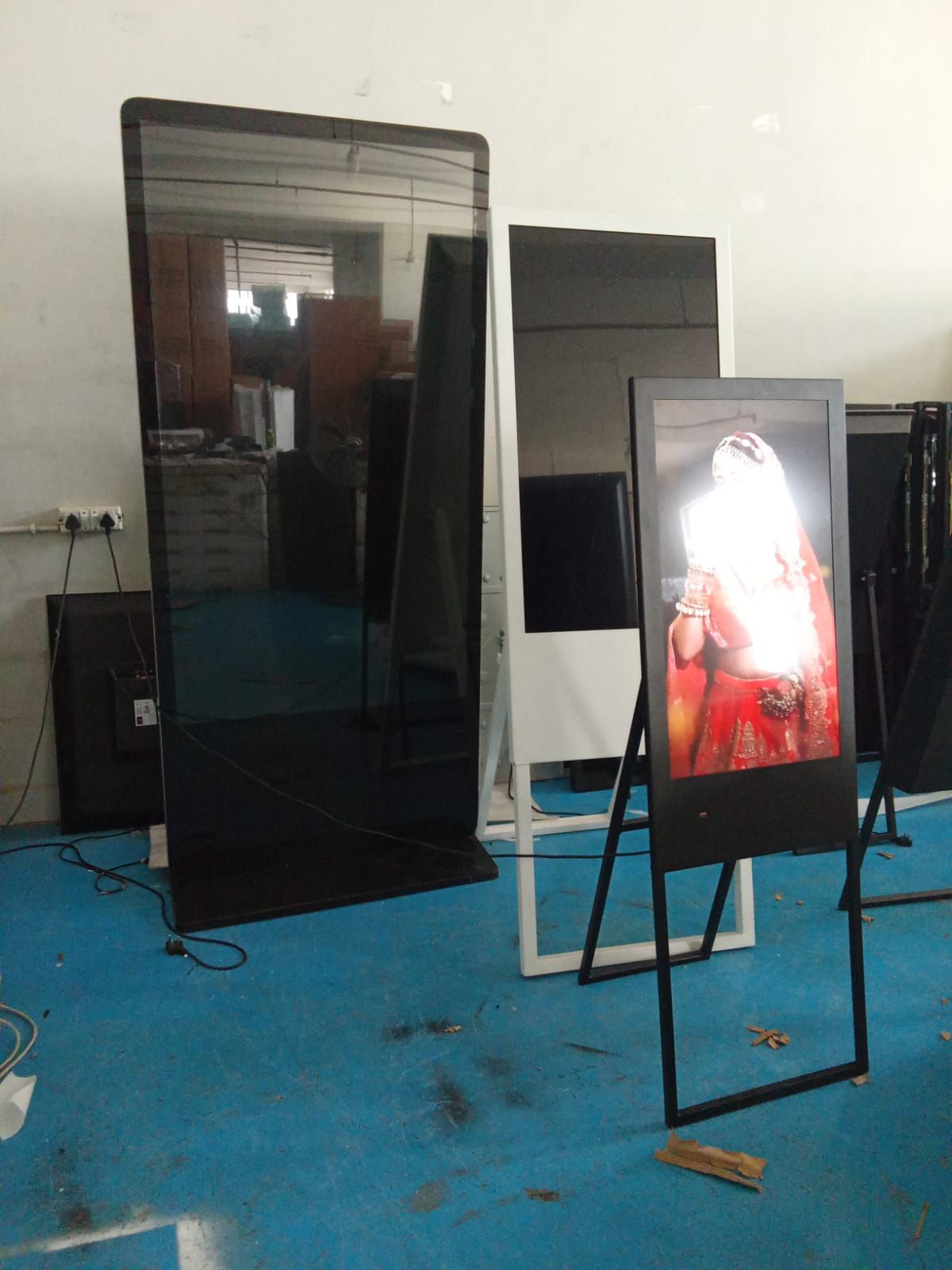 LED Digital Standee Video Display Signage for Branding, Advertising ...